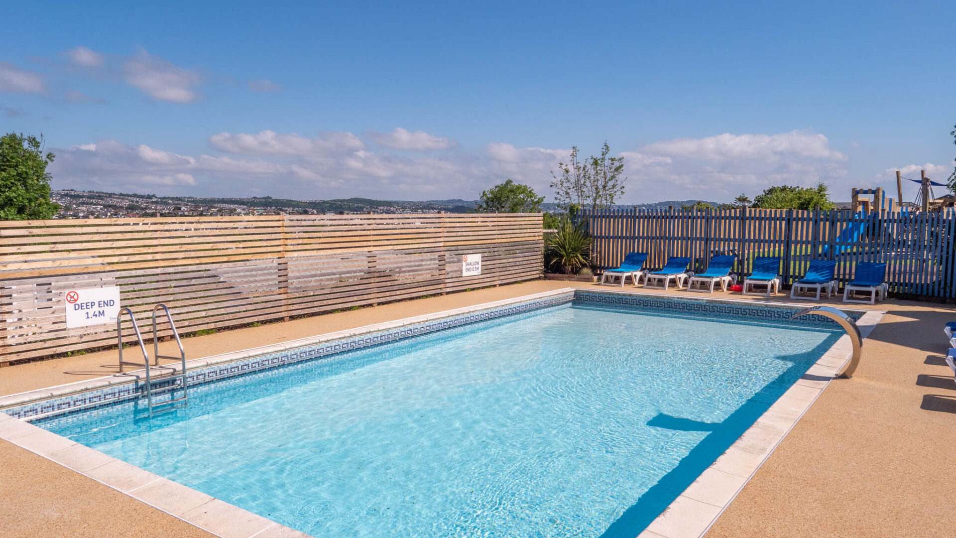 Cove Outdoor Pool | Things To Do - Beverley Holidays